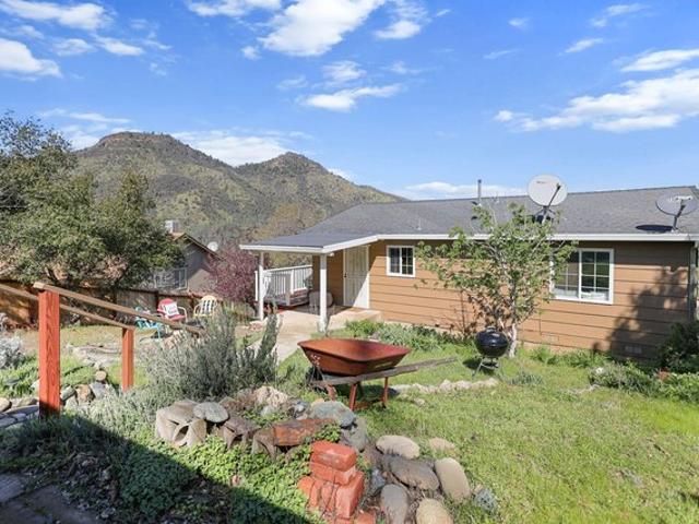 22065 Loop Dr, Redding, CA 96003