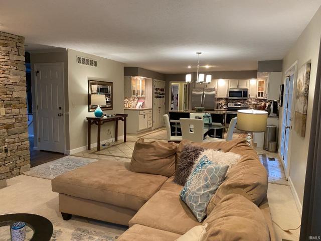 2206 E Autumn Drive