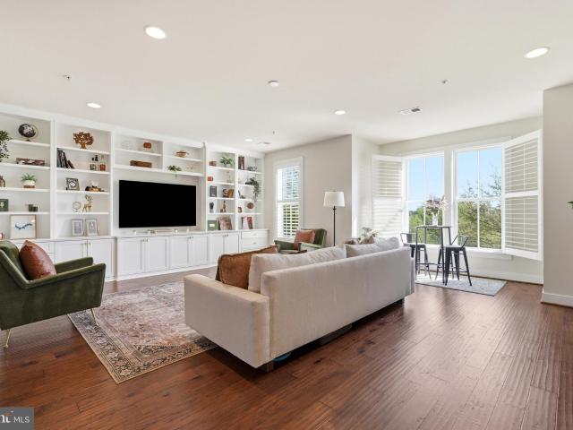 2206 Potomac Ave, Unit 102, Alexandria, VA 22301 | Compass