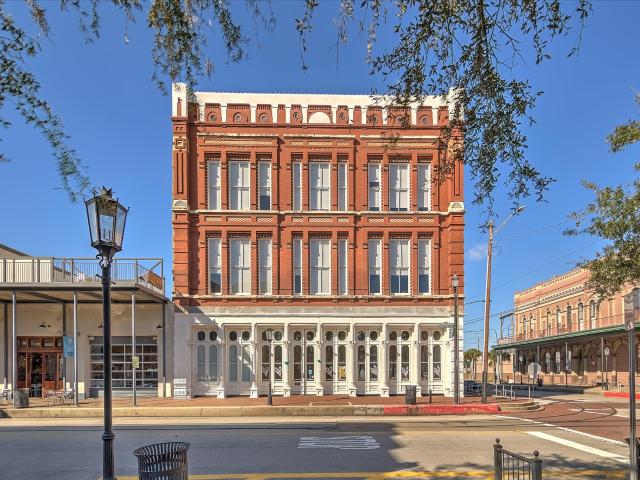 2206 Strand 302