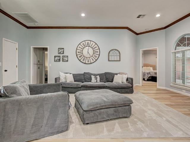 2207 Oak Leaf Circle