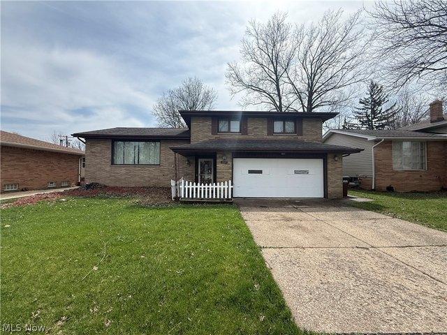 2207 Oaklawn Dr, Parma, OH 44134