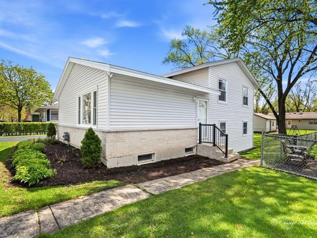 2207 Kirchoff Rd, Rolling Meadows, IL 60008