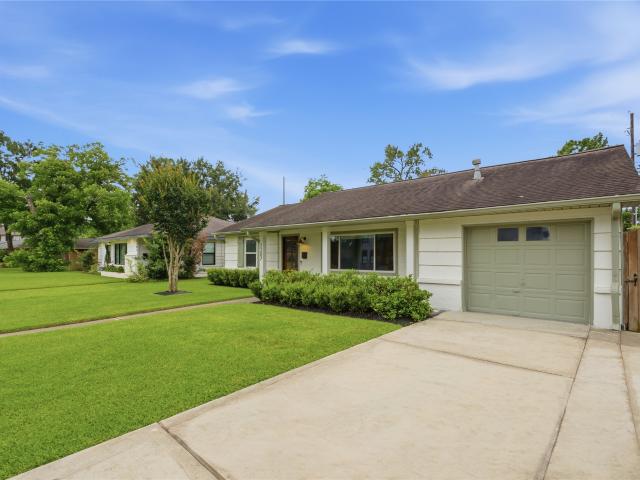 2207 Saxon Drive