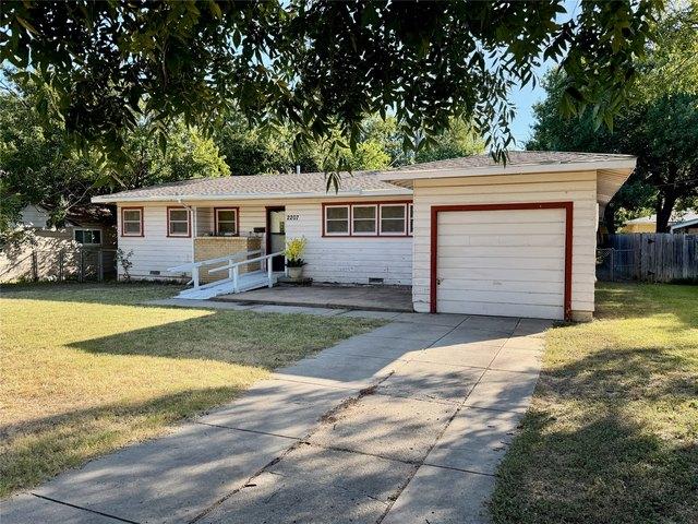 2207 4th St, Brownwood, TX 76801