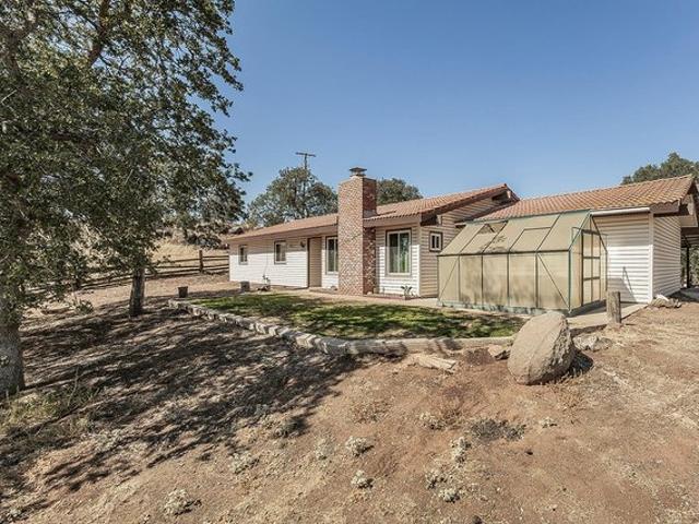 22085 Watts Valley Rd, Sanger, CA 93657