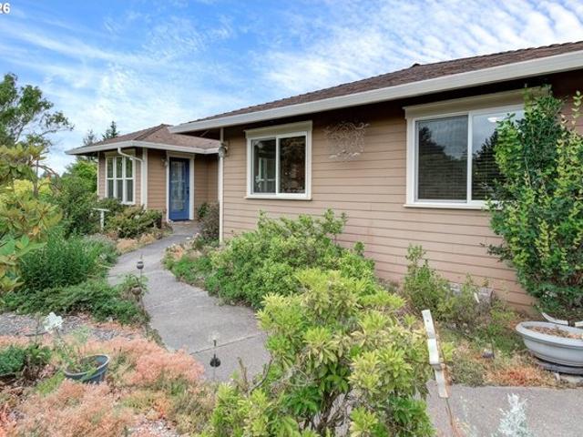 2208 NW 102nd St, Vancouver, WA 98685