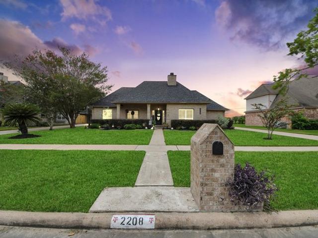 2208 Country Club Dr, Pearland, TX 77581