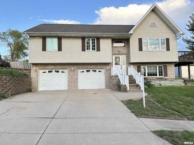 2208 Granada Dr, Pekin, IL 61554