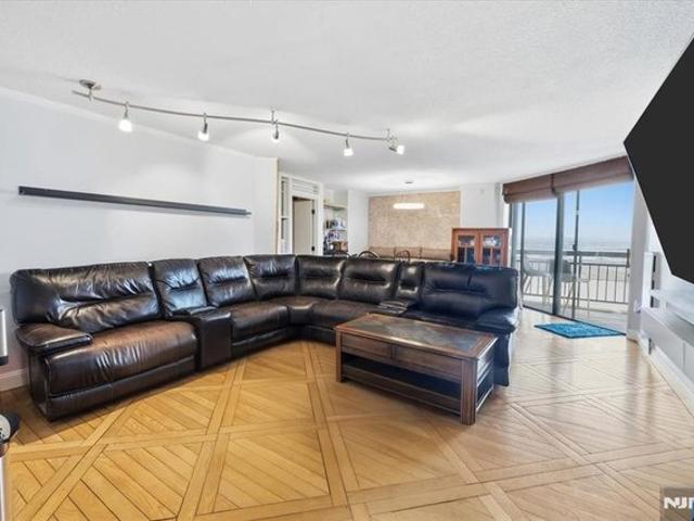 2208 Harmon Cove Tower, Secaucus, NJ 07094