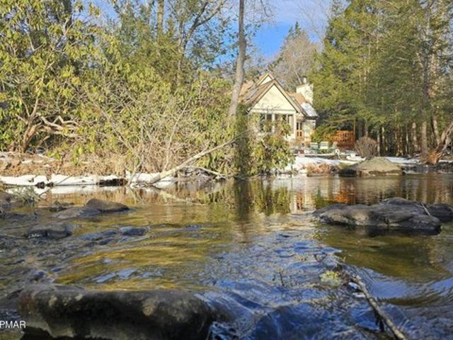 2208 Hillcrest Dr, Pocono Pines, PA 18350