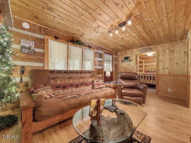 2208 Lake View Ln