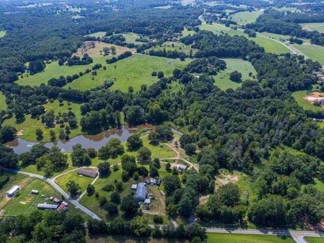 2209 Motlow Creek Rd, Campobello, SC 29322