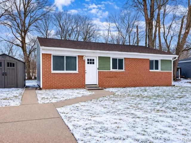 2200 Marston Dr N, Waterford Township, MI 48327