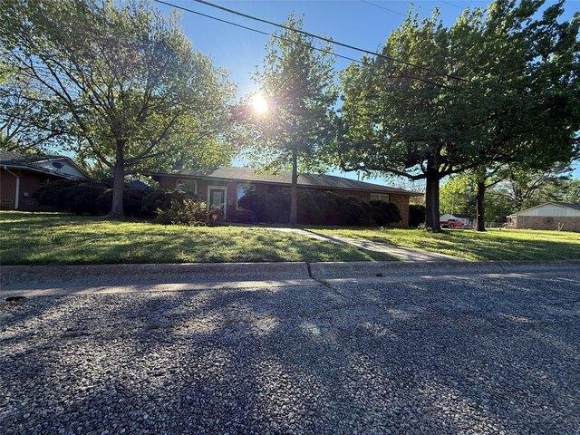 2200 Agnew St, Bonham, TX 75418