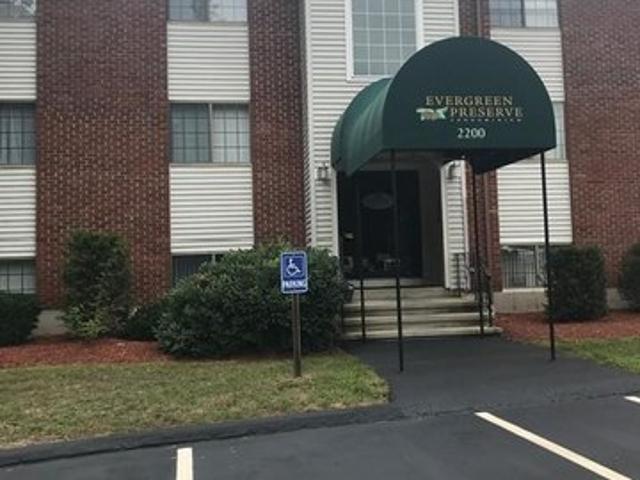 2200 Skyline Dr Unit 4, Lowell, MA 01854