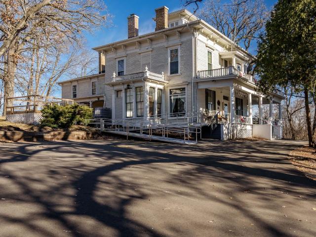 2200 W Memorial Drive