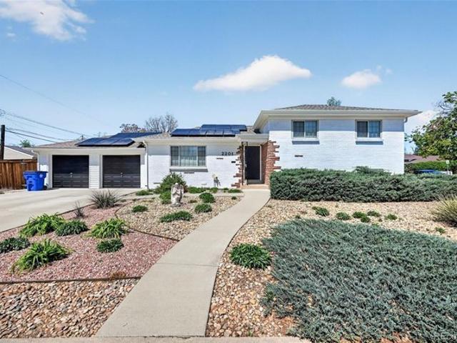 2201 Oakland St, Aurora, CO 80010