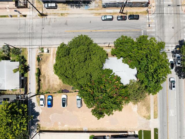 2201 E Cesar Chavez St