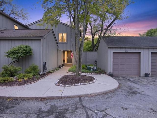 2202 Applewood Ct, Ann Arbor, MI 48103