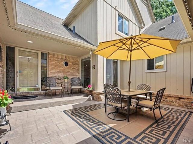 2202 Elm Cir, Shelby Township, MI 48316