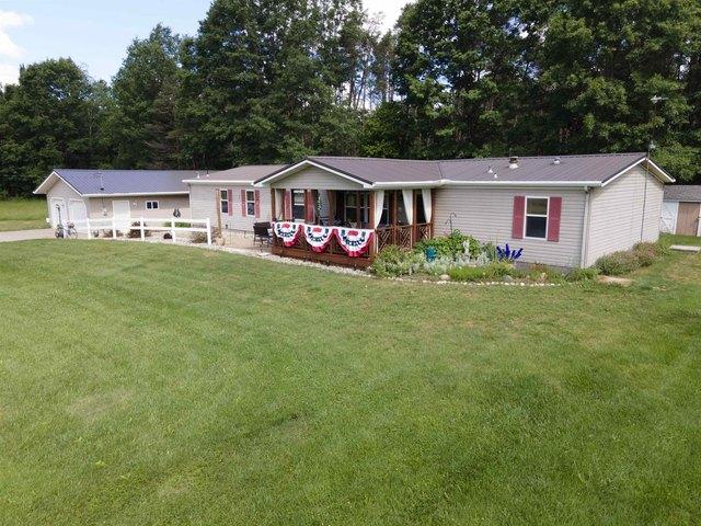 2202 W Huckleberry Rd, Sanford, MI 48657