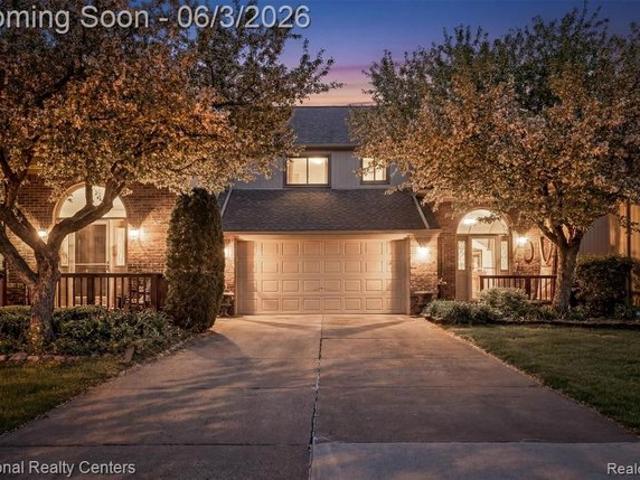 2203 Rochelle Park Dr, Rochester Hills, MI 48309