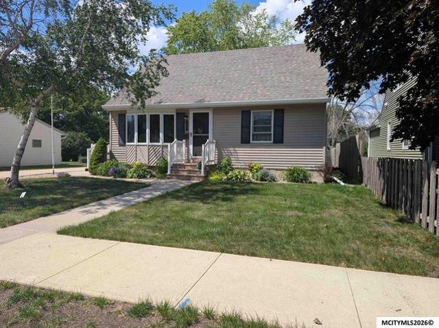 220 26th St SW, Mason City, IA 50401