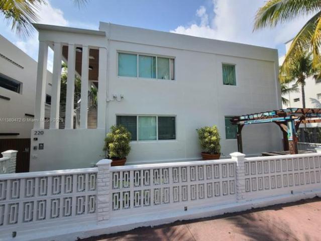 220 Collins Ave #8A, Miami Beach, FL 33139