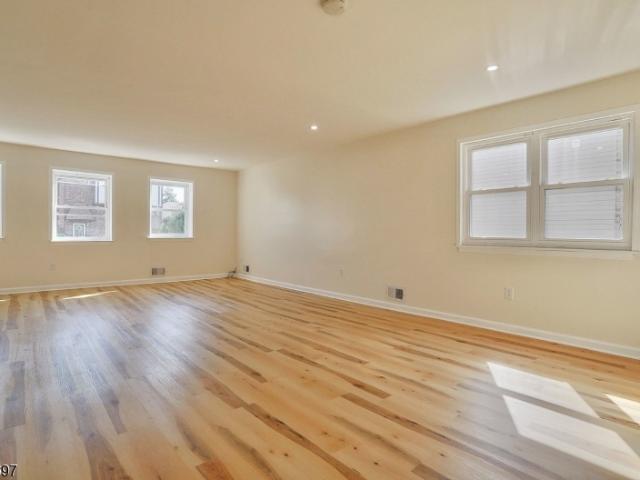 220 Astoria Pl # 2