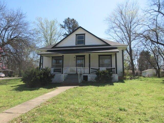 220 E 4th St, Grove, OK 74344