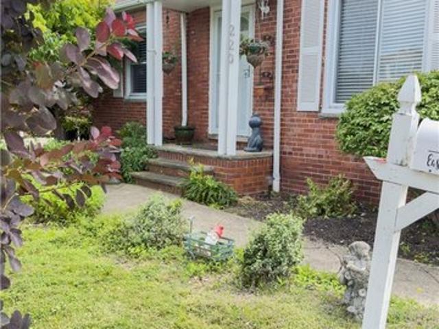 220 E 327th St, Willowick, OH 44095