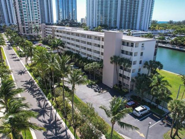 220 E Kings Point Dr #304, Sunny Isles Beach, FL 33160