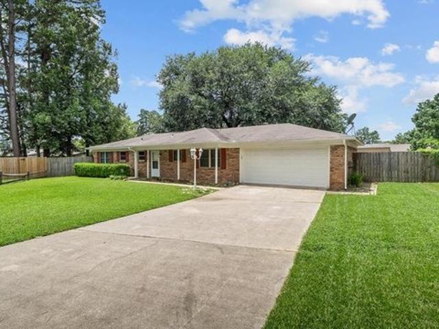 220 Edgewood Cir, Wake Village, TX 75501