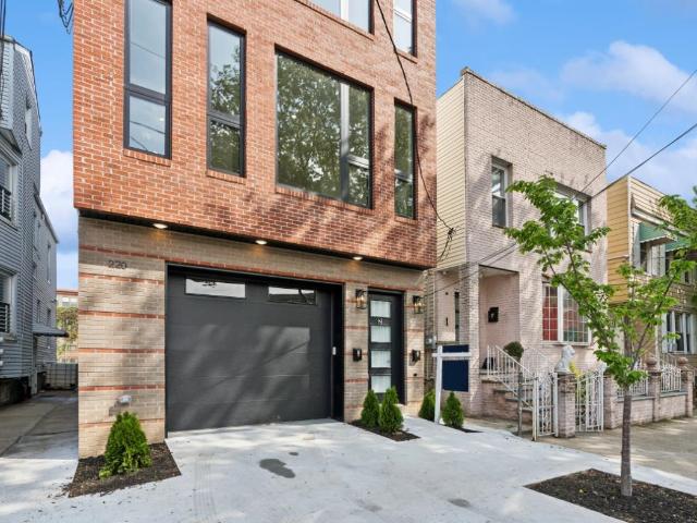220 Freeman Ave