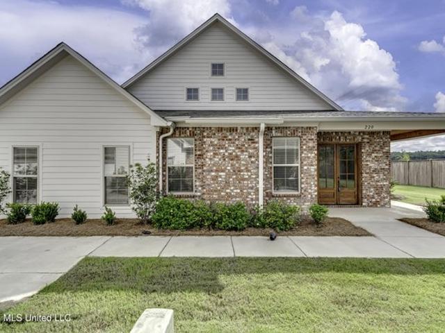 220 Freedom Ring Dr, Brandon, MS 39047