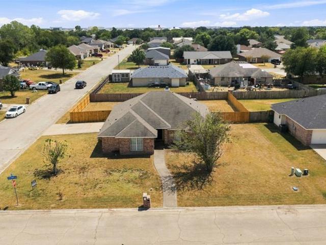 220 Knight Ln, Lacy Lakeview, TX 76705