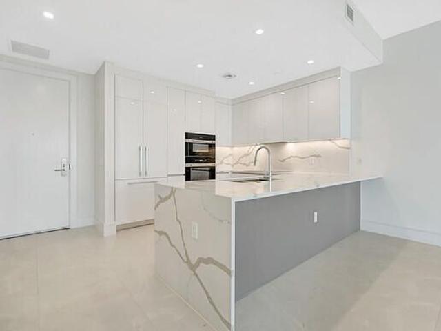 220 Lake Shore Dr 2105, Lake Park, FL
