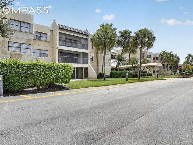 220 Lakeview Dr 210, Weston, FL