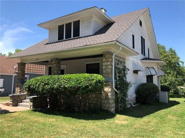 220 Main St, Osawatomie, KS 66064