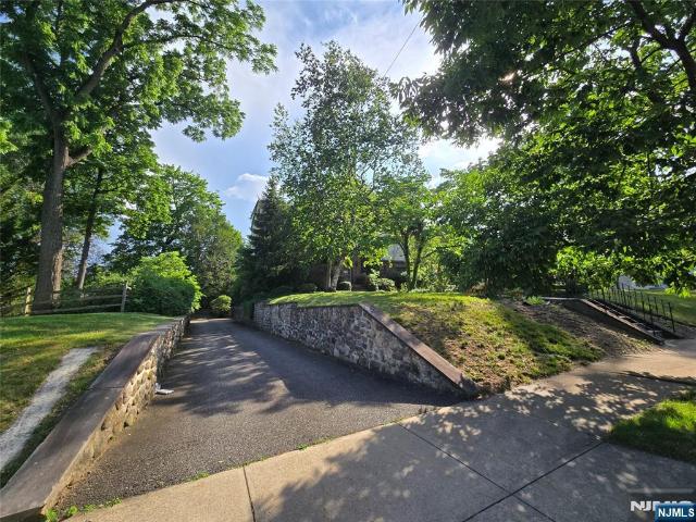 220 Manor Road