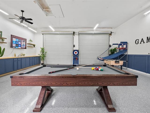 220 Meadow Oaks Dr