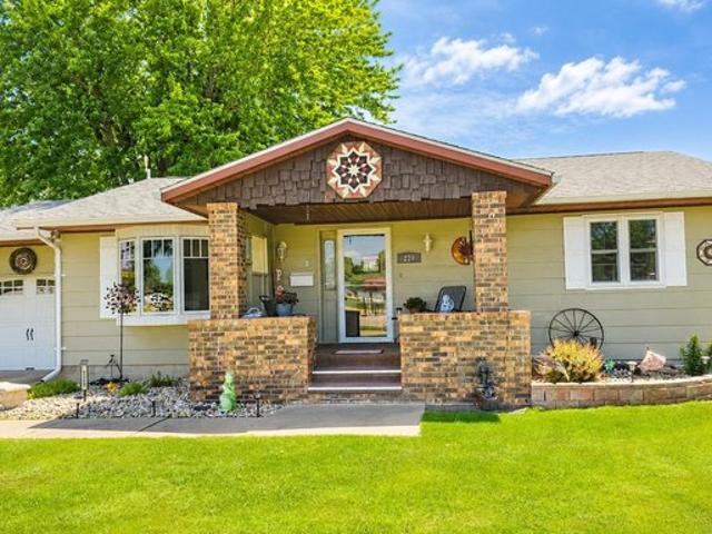 220 N 3rd Ave E, Hartley, IA 51346