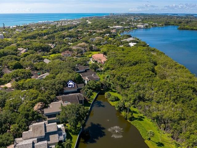 220 S Peppertree Dr, Vero Beach, FL 32963