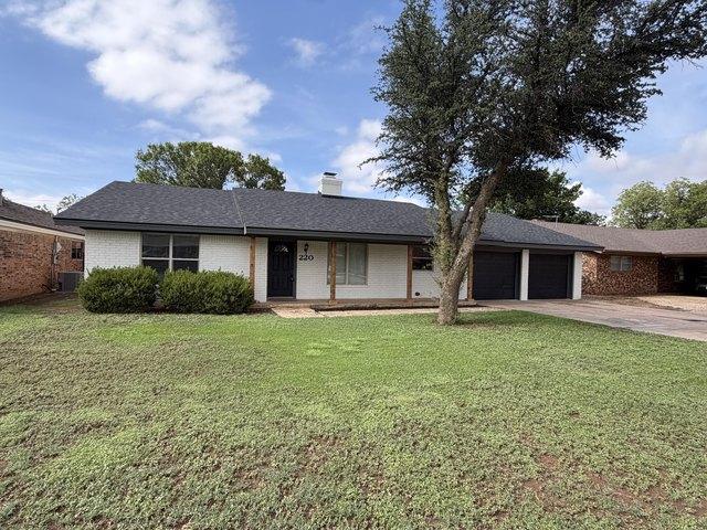 220 Sandalwood Ln, Levelland, TX 79336