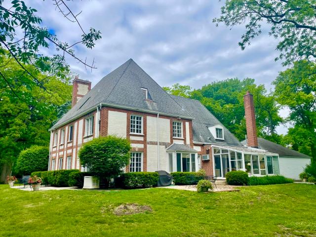 220 Shadowood Lane