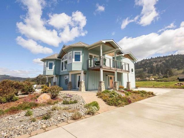 220 Shoreline Dr, Smith River, CA 95567