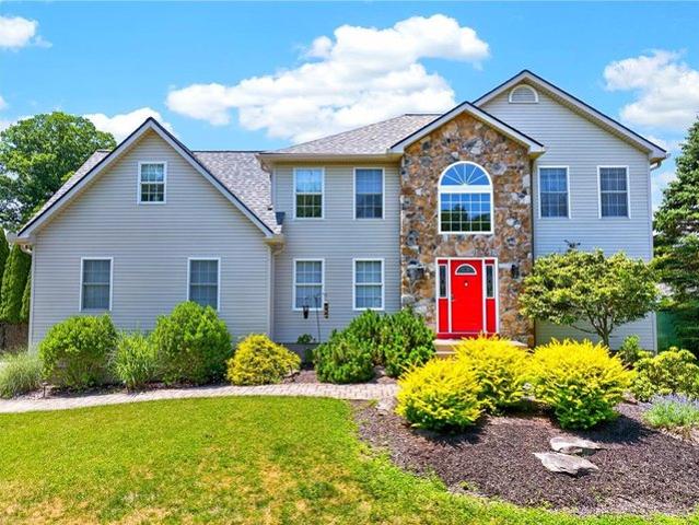 220 Pennbrook Rd, Stroudsburg, PA 18360