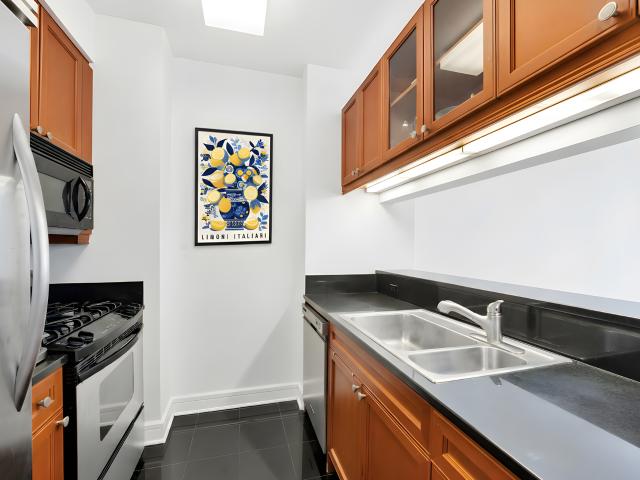 220 RIVERSIDE Boulevard 7V