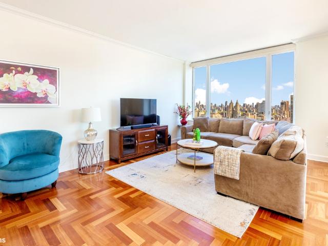 220 RIVERSIDE Boulevard 34C